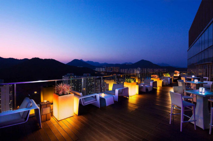 30 Breathtaking Rooftop Bars & Restaurants in Hong Kong.