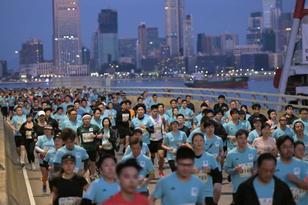 74,000 Runners Participate In Hong Kong Marathon, Including Icon Chow ...